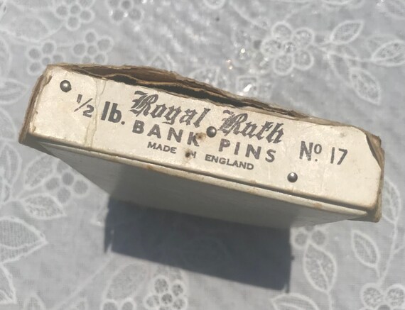 Royal Ruth Bank Pins Number 17 Original Box lcww - Gem