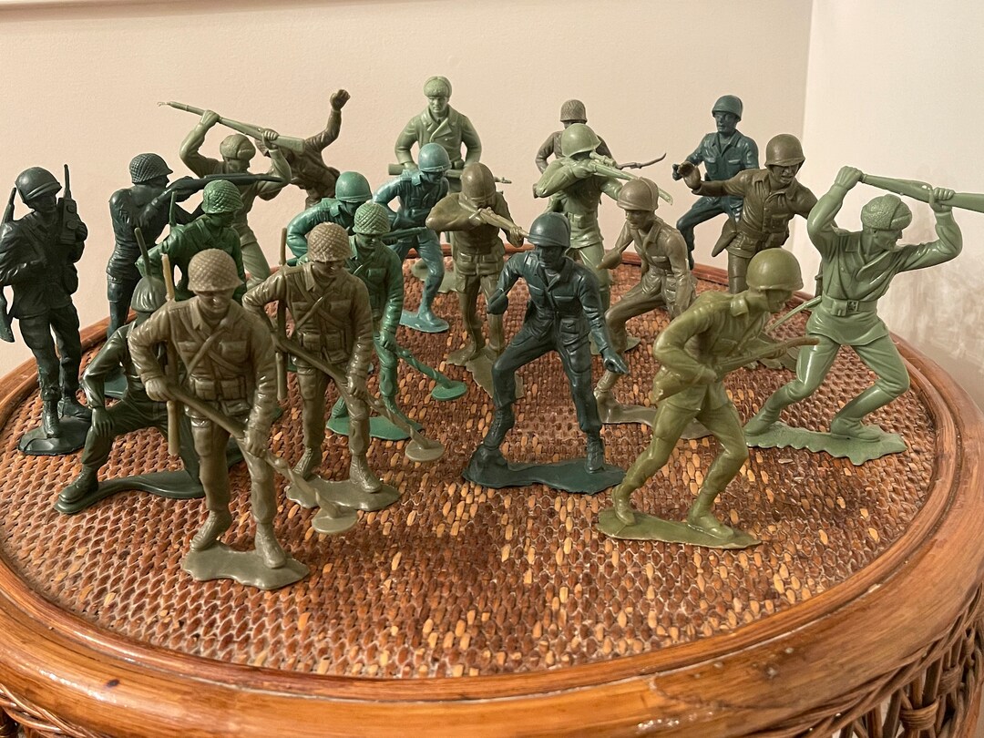 LARGE PLASTIC SOLDIERS.21 Soldier Set4 Louis Marx & Co 1963, 1 Tim-mee ...