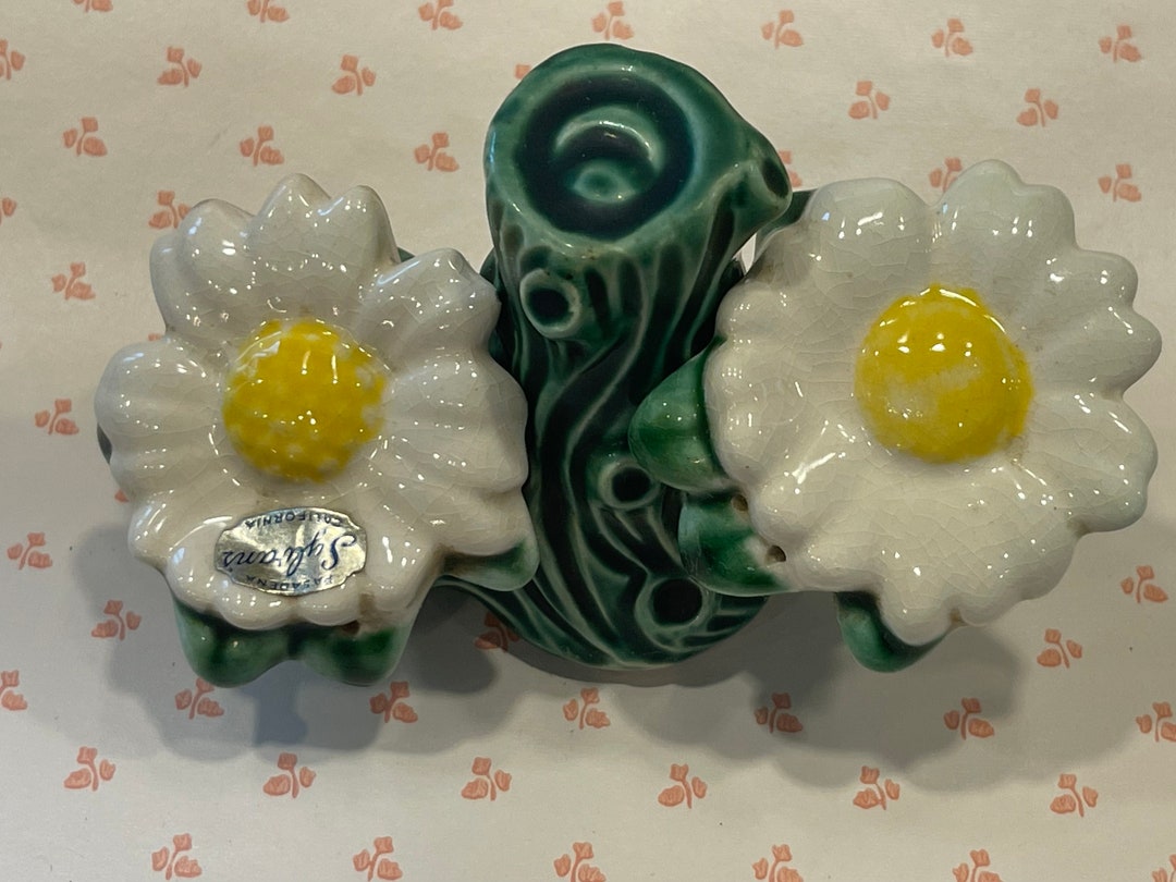 LOG & DAISY Salt and Pepper Set…sylvan’s…flower Shakers With Log Stand ...