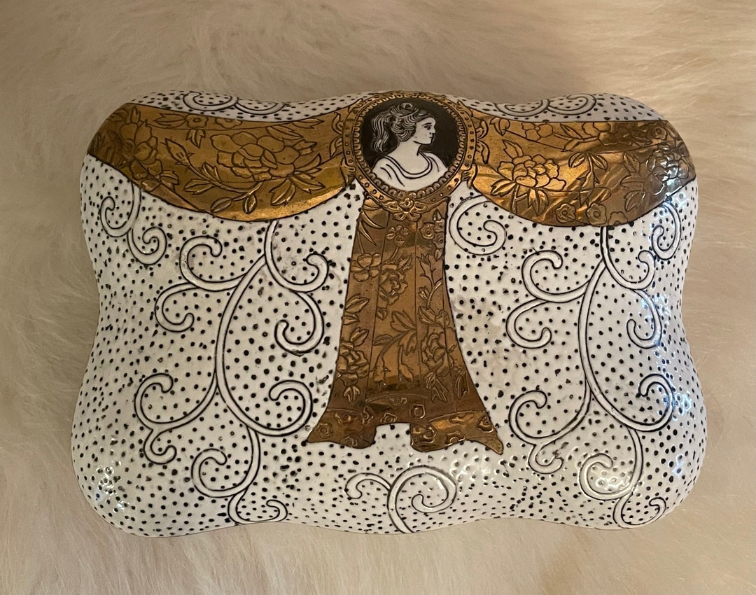 CHINESE LIDDED Box…porcelain, Gold and Enamel Accents…center Cameo With ...