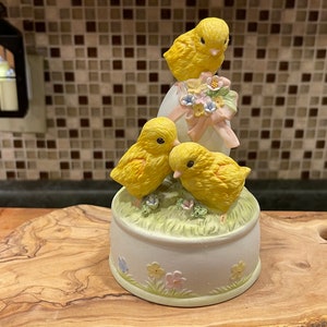 CHICKS MUSIC Box…three Baby Chicks With Decorative Egg…bisque…edicromo ...