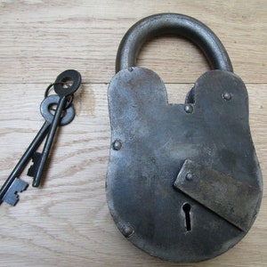 ANTIQUE IRON PADLOCK Vintage Rustic Old Fashion Pirate Treasure English ...