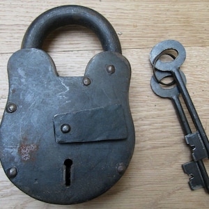 ANTIQUE IRON PADLOCK Vintage Rustic Old Fashion Pirate Treasure English ...
