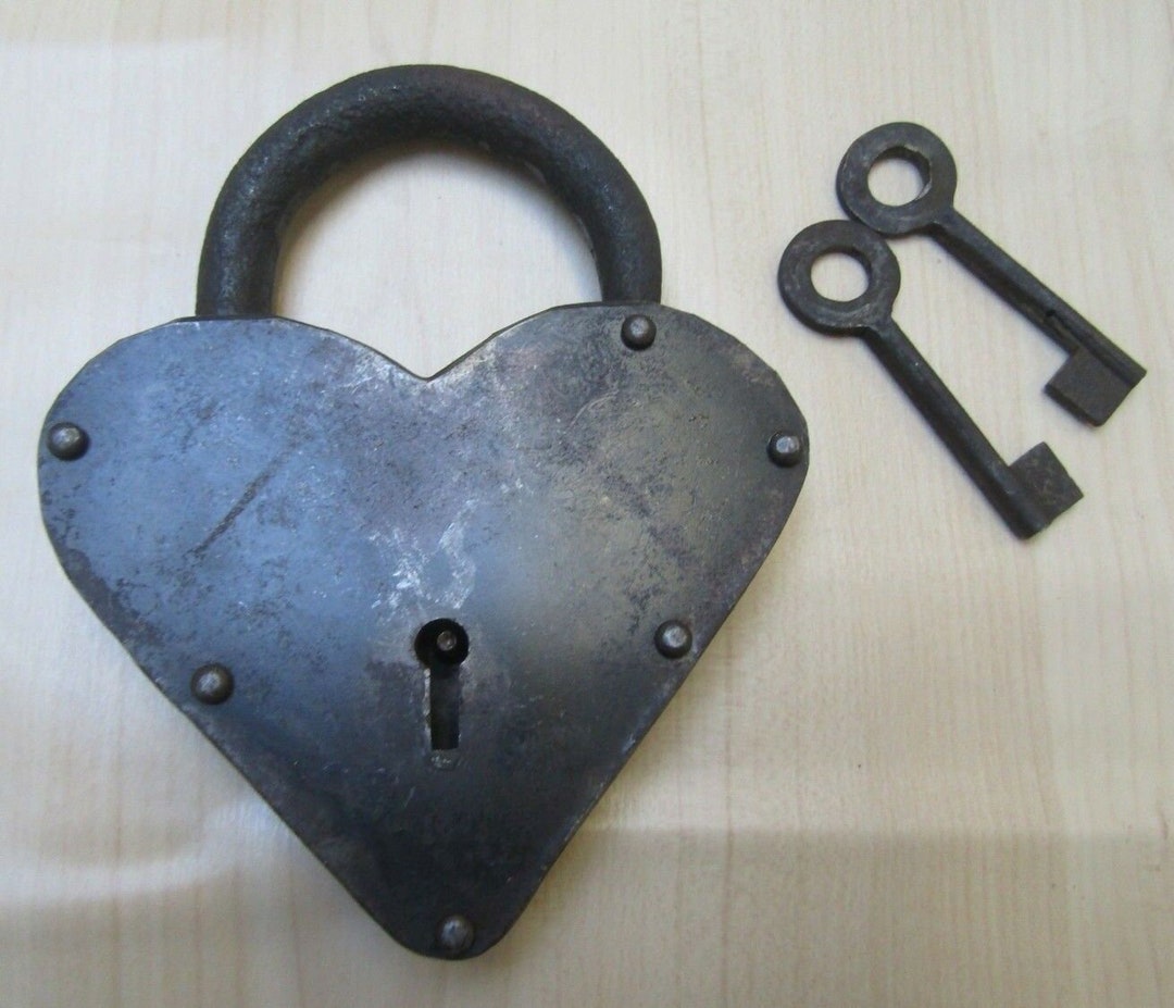 CAST IRON HEART Padlock Vintage Rustic Old Fashion Pirate Treasure ...