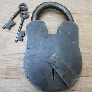 ANTIQUE IRON PADLOCK Vintage Rustic Old Fashion Pirate Treasure English ...