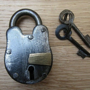 ANTIQUE IRON PADLOCK Vintage Rustic Old Fashion Pirate Treasure English ...