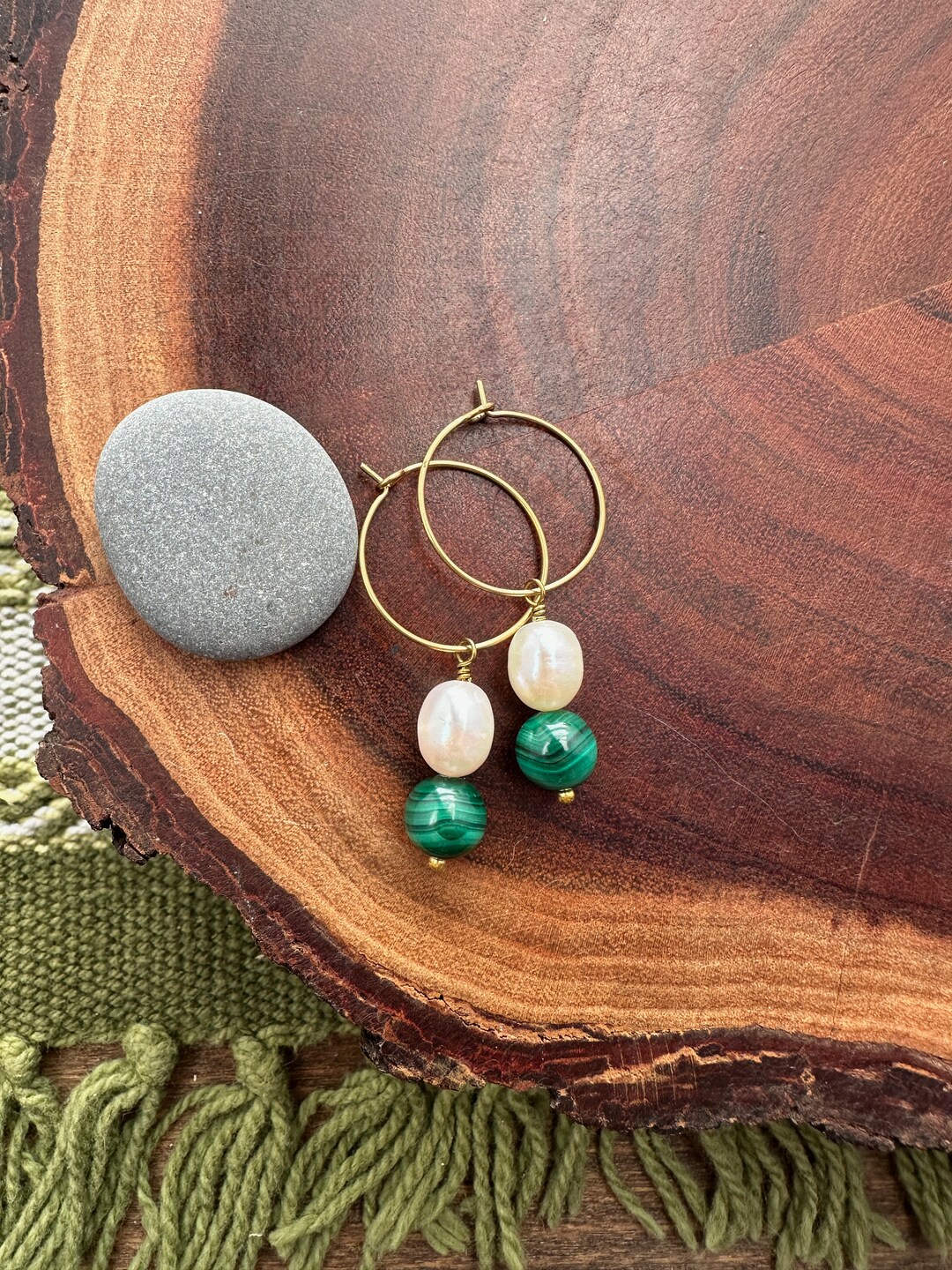 Aros de malaquita y perla, apilamiento de piedras preciosas, aros modernos, aros de malaquita ...