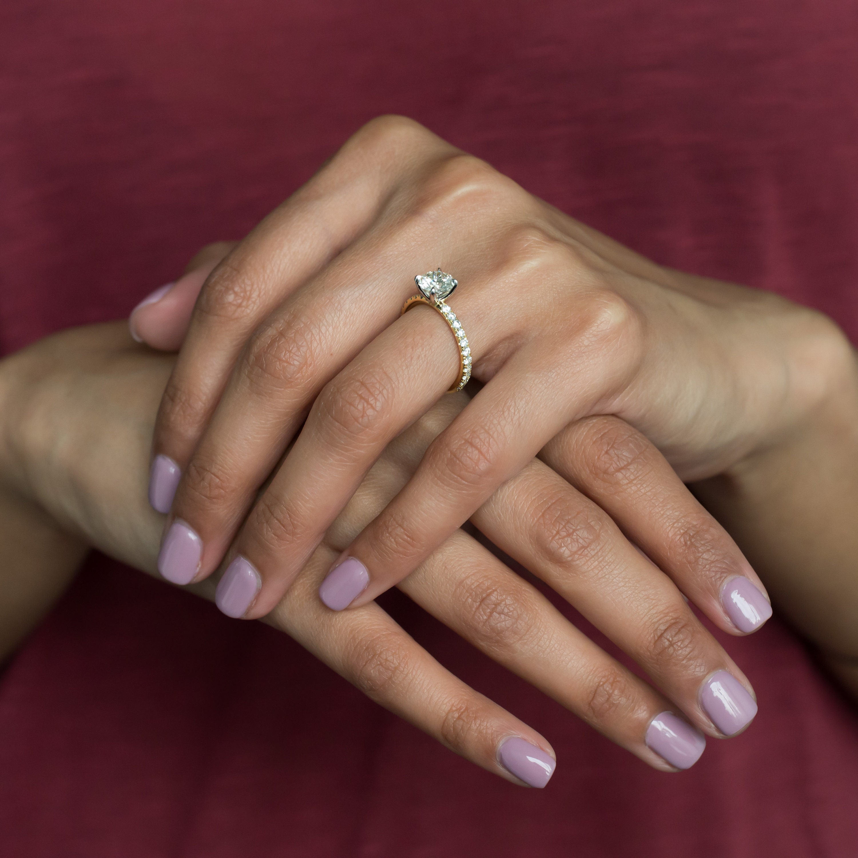 4 Prong Solitaire Setting con Pavé Diamonds francés 3/4 Camino A lo ...