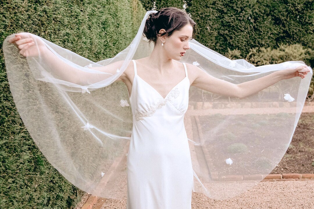 DAISY - Floral Wedding Veil, Soft Minimalist Wedding Veil With Handmade ...