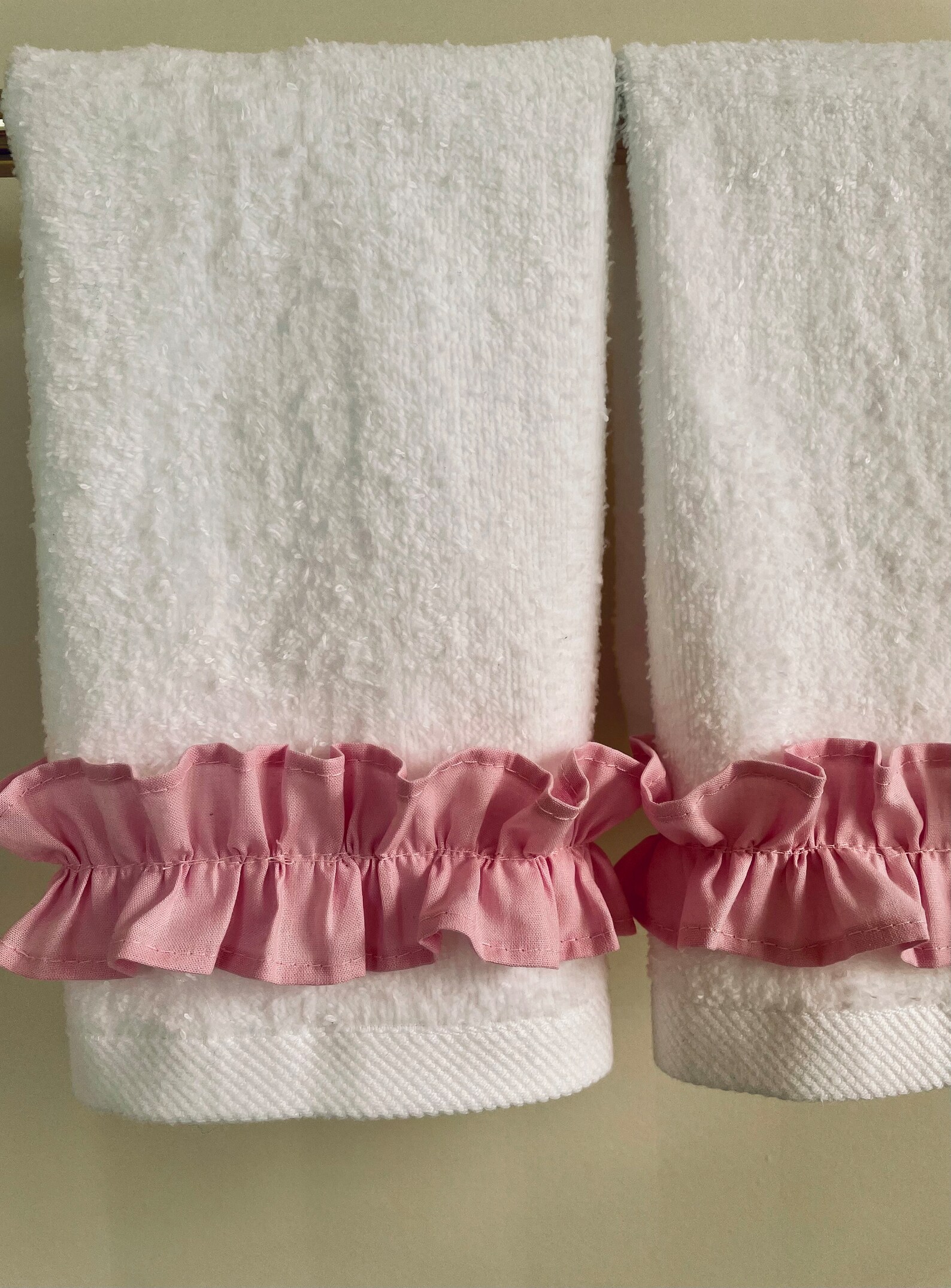 PINK RUFFLE Fingertip Towels (2) White Velour Towel, 100% Cotton, 2 ...