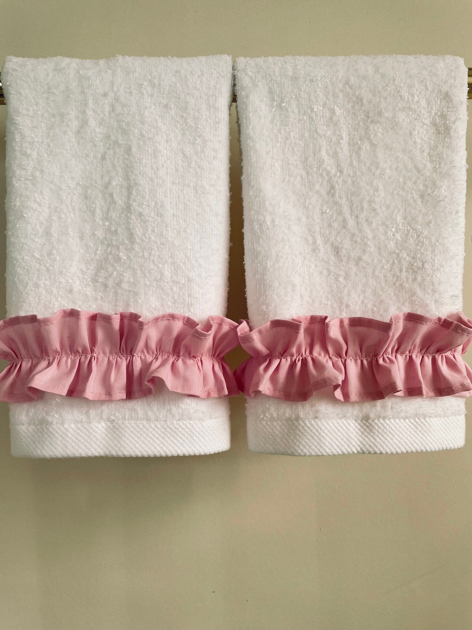 PINK RUFFLE Fingertip Towels 2 White Velour Towel, 100% Cotton, 2 Light ...