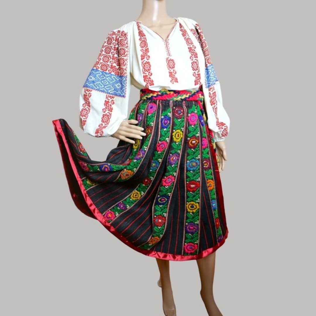 Romanian Antique Folk Costume, Romanian Traditional Attire , Romanian ...