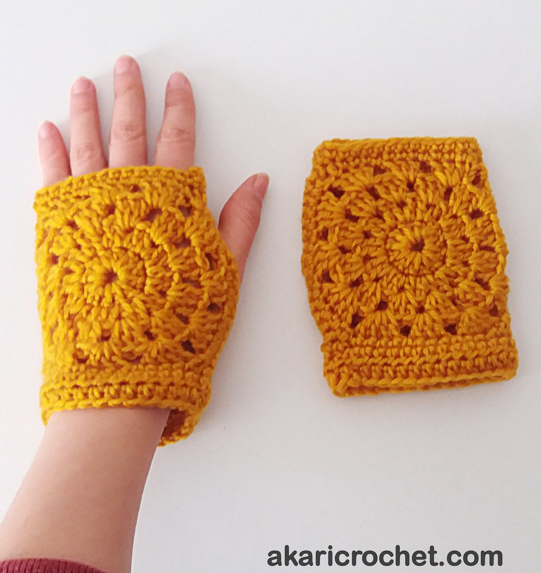 Short Fingerless Gloves Crochet Pattern. Lace Granny Square Mitts ...