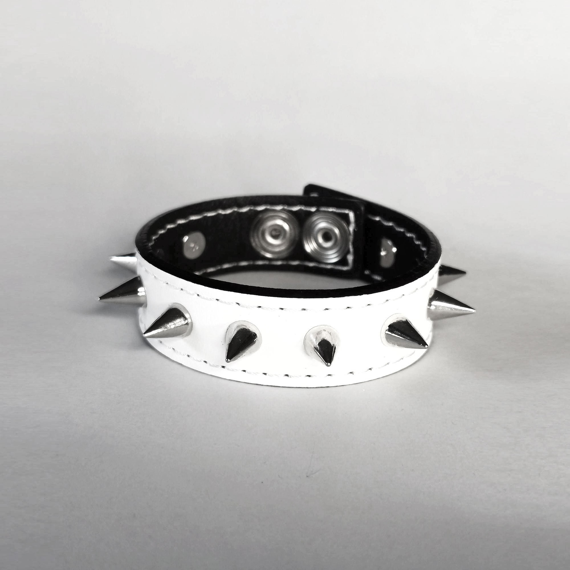 Sommerliches Armband mit Spikes, weißes Lederarmband als Punk Schmuck ...