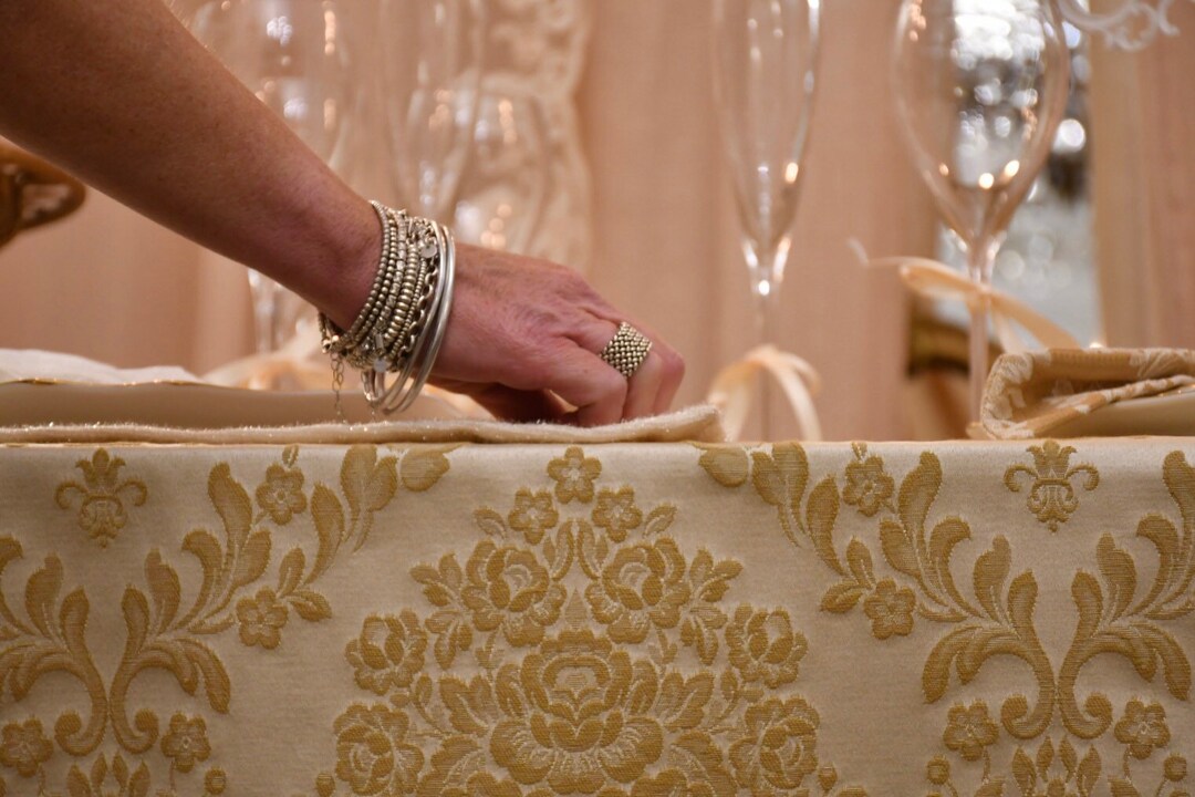 Luxury Gold Ivory Damask Tablecloth, royal Style Medallion Collection ...