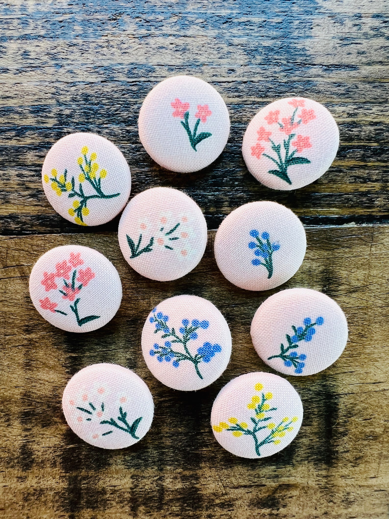 Floral Craft Buttons: Versatile Embellishments for Sewing, Knitting ...