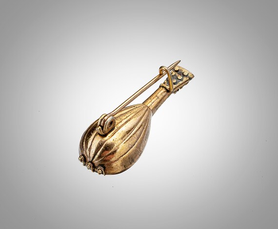 antique round backed mandolin brooch - Gem