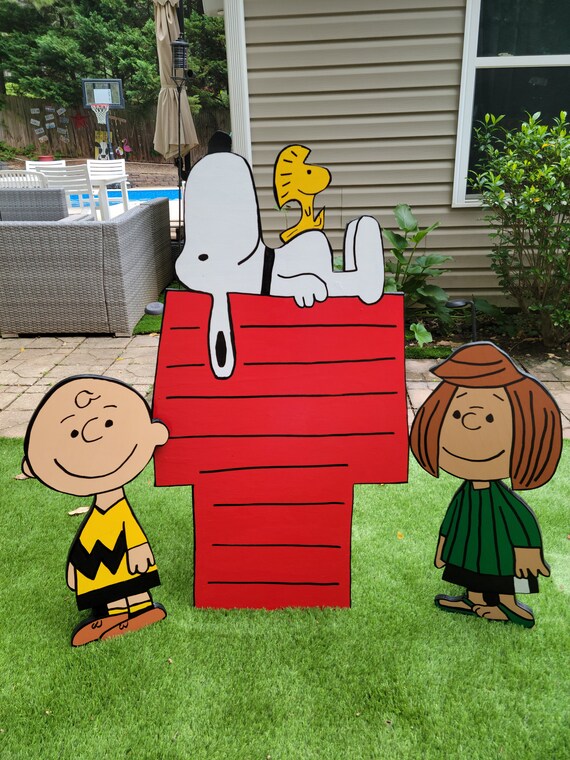 Charlie Brown Christmas Snoopy Doghouse