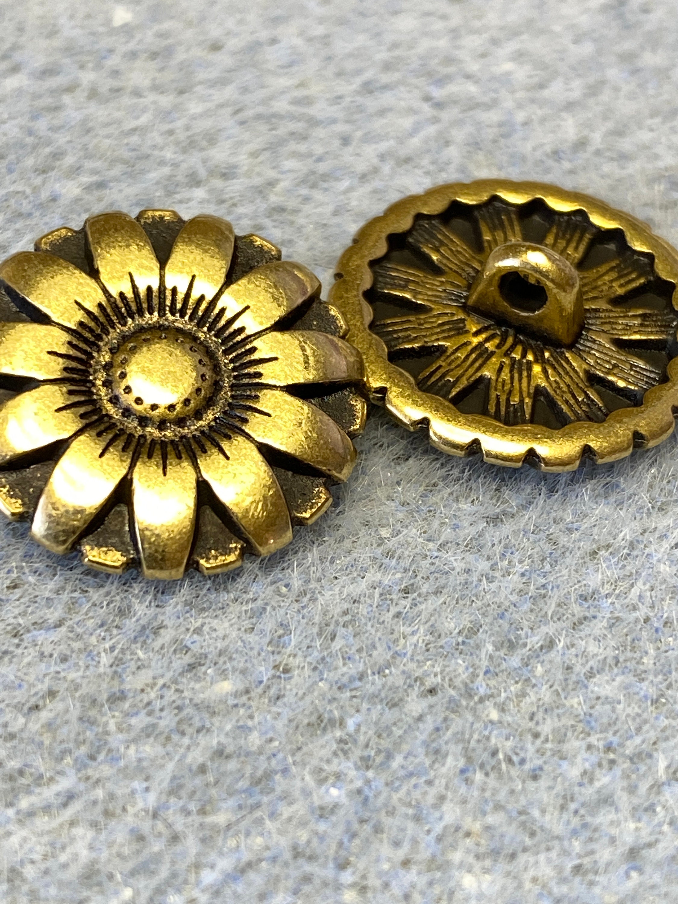 Flower Buttons 17mm Antique Brass Pack of 2 QLL158AB - Etsy UK