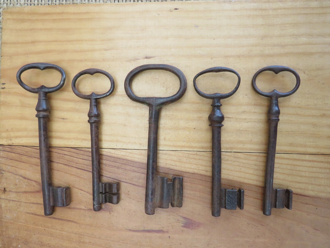 X5 Vintage French Circa 1940s Old Keys Large Chunky Door Keys Original ...