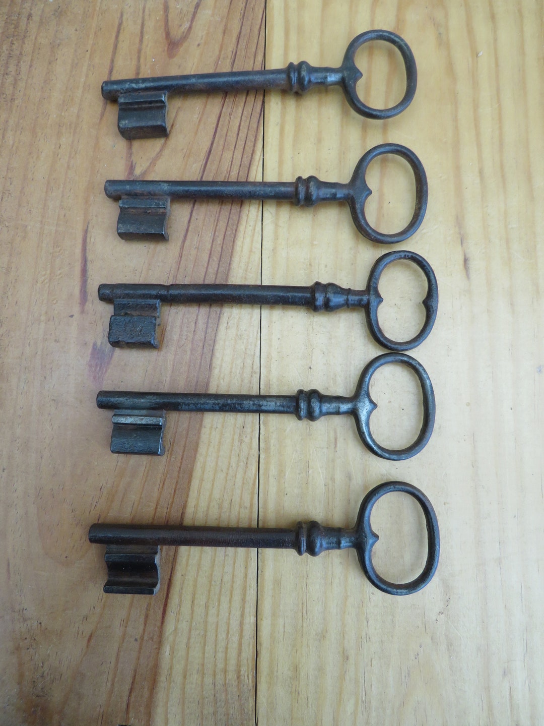 X5 Vintage French Circa 1940s Old Keys Large Chunky Door Keys Original ...