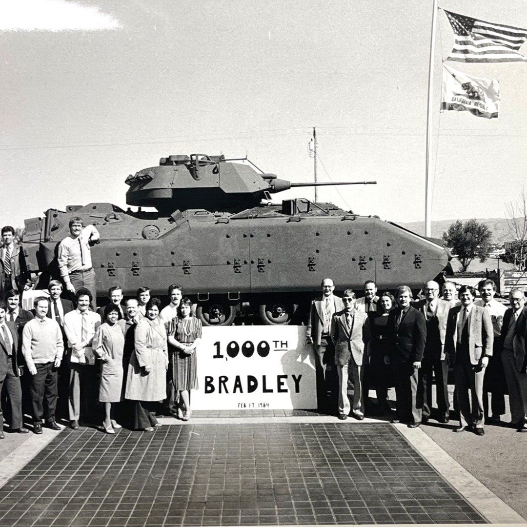 FMC 1000th Bradley Tank Vintage 1984 Engineer Team Promo B/w Photo 8x10 ...