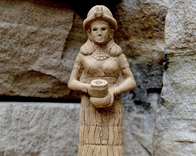 Assyrian Sumerian Goddess Inanna Ishtar Mari Lady of Wel Spring ...