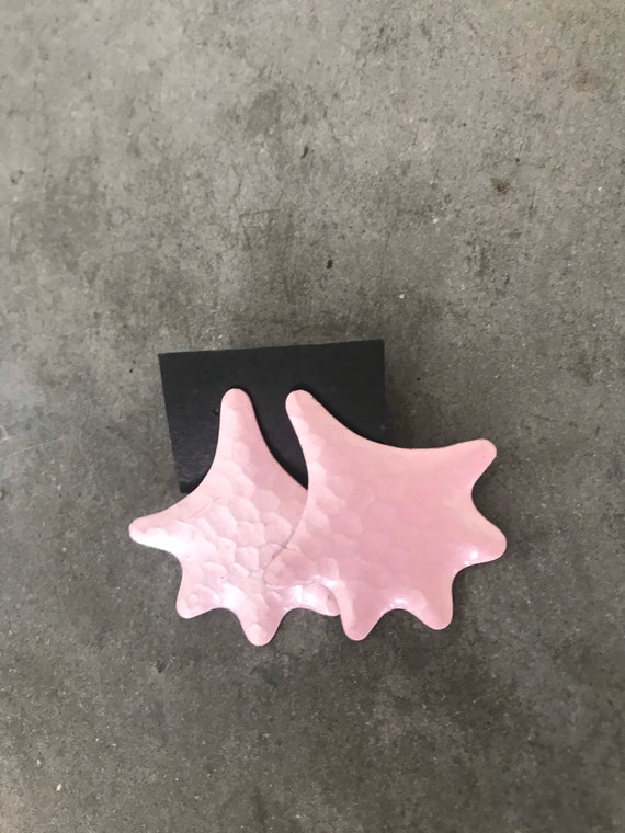 Vintage Pale Barbie Pink Metallic Sea Shell Shape Stu… - Gem