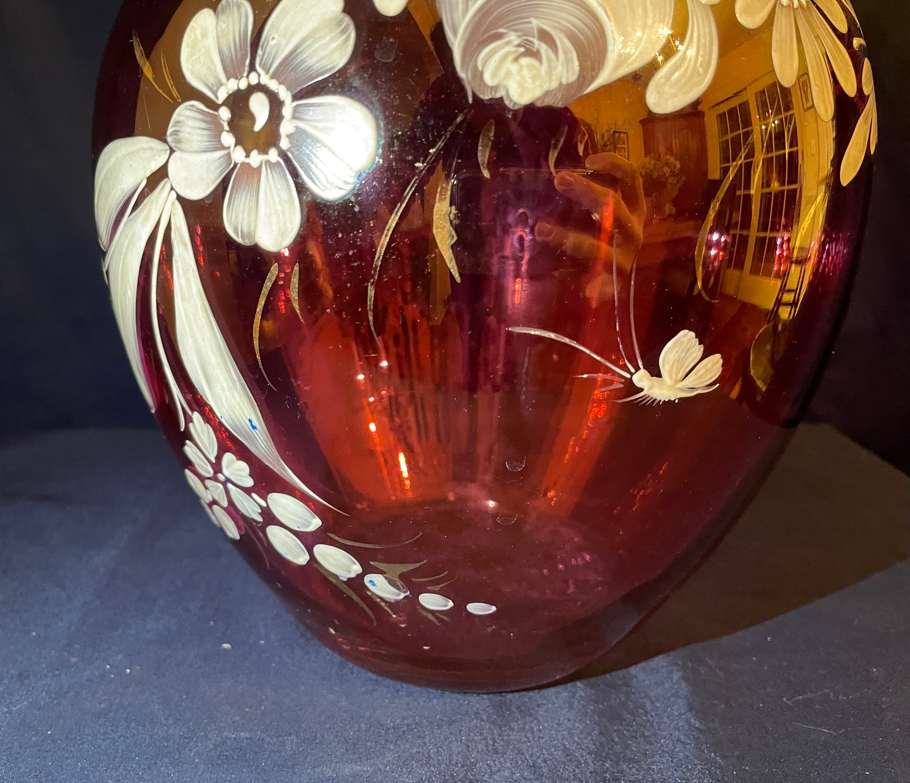 Große Vintage Cranberry Vase mit emailliertem Blumenmuster - Etsy.de