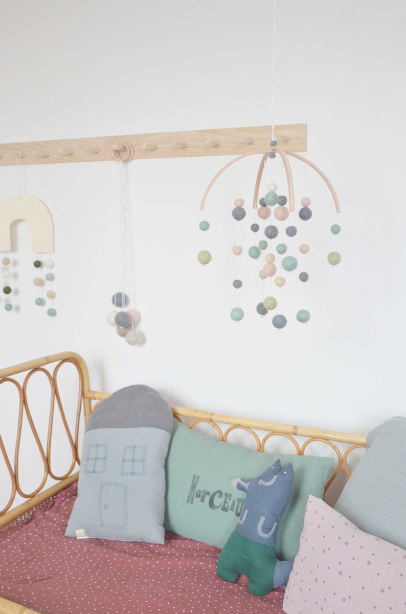 Mobile boules de feutre vert mousse et rose dragée - Etsy France