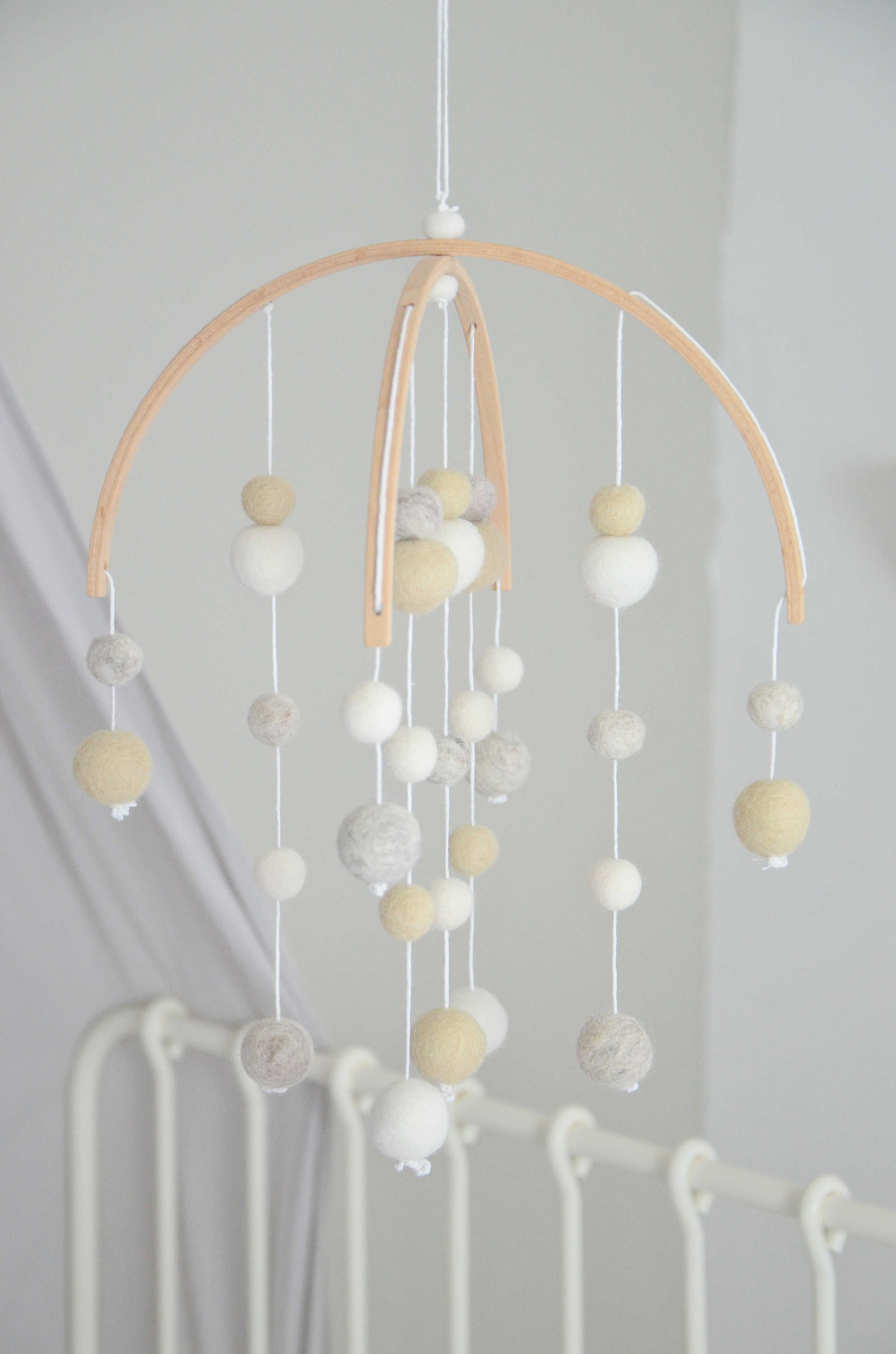Mobile naturel blanc et beige en boules de laine feutrée - Etsy France