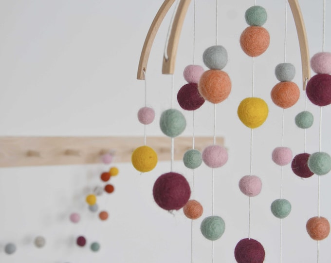 Mobile boules de laine blush, violet, rose, jaune d'oeuf - Etsy France