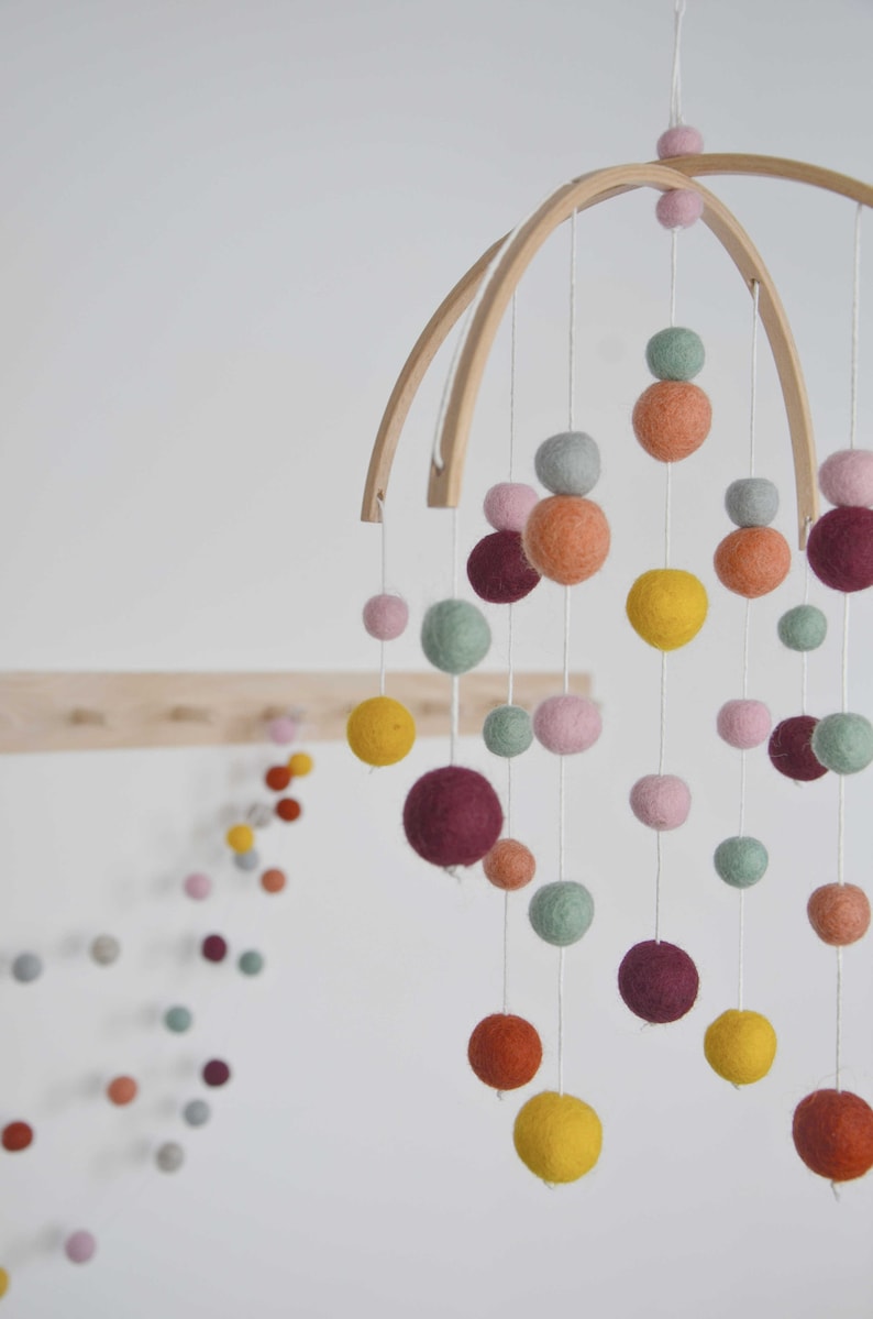 Mobile boules de laine blush, violet, rose, jaune d'oeuf - Etsy France