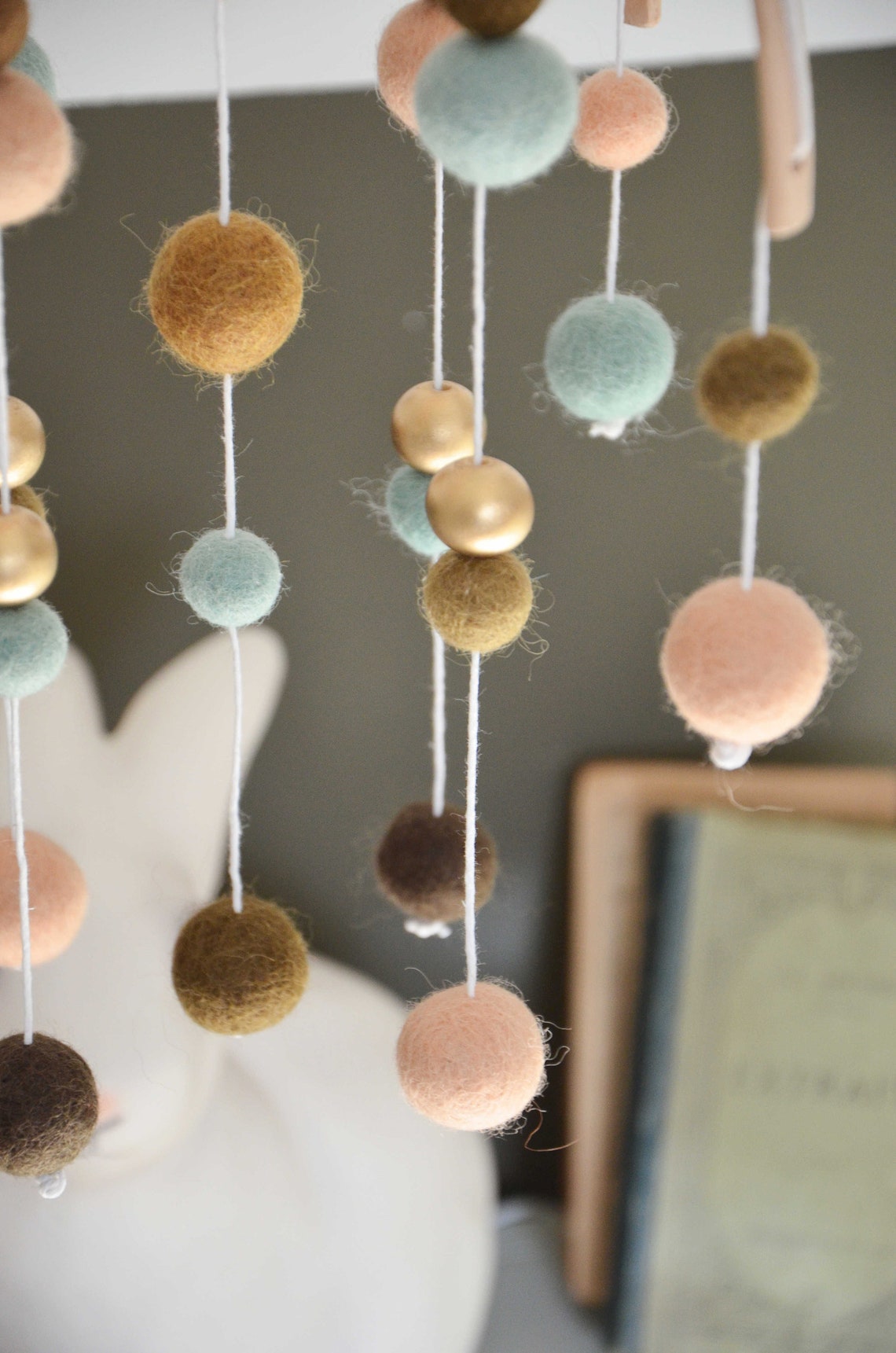 Mobile poétique rose et vert en boules de bois doré et boules - Etsy France