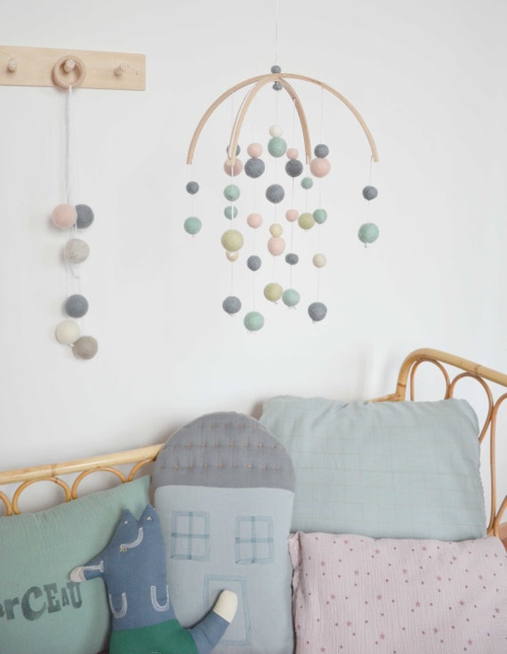 Mobile boules de feutre vert mousse et rose dragée - Etsy France
