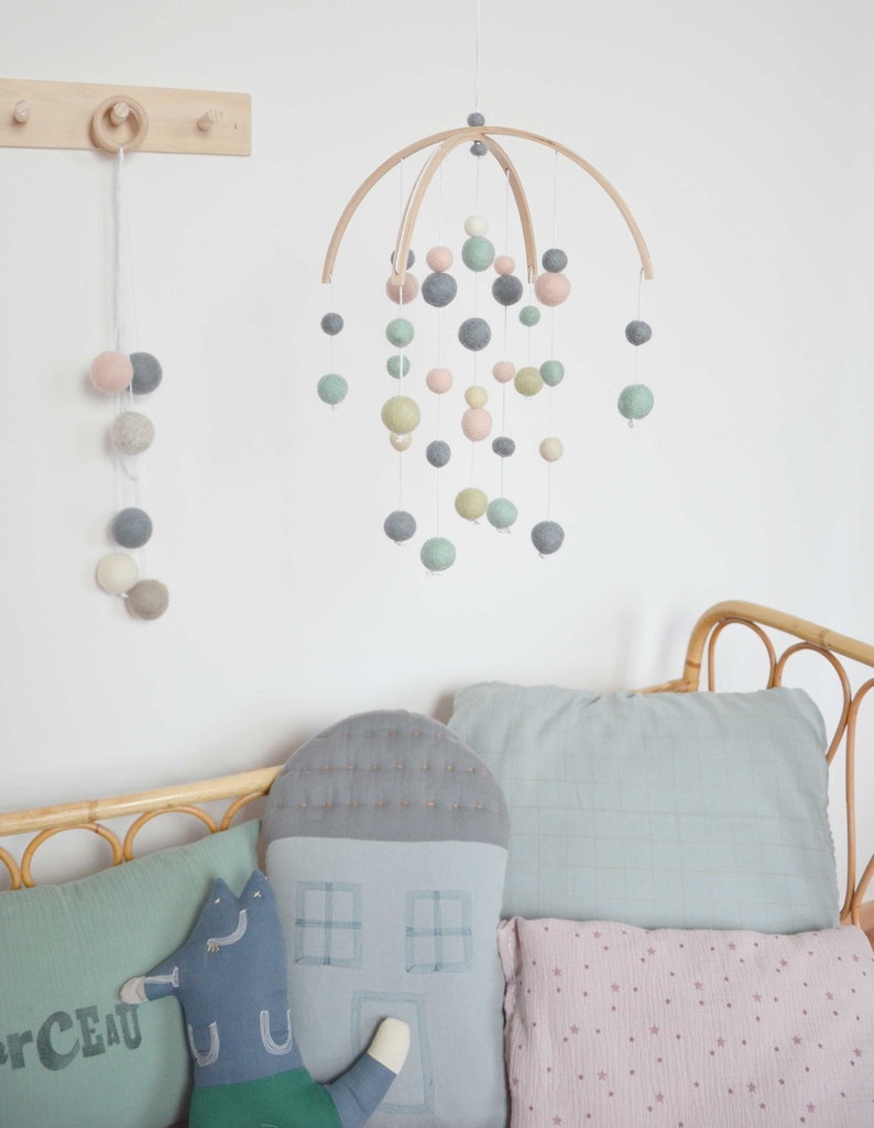 Mobile boules de feutre vert mousse et rose dragée - Etsy France