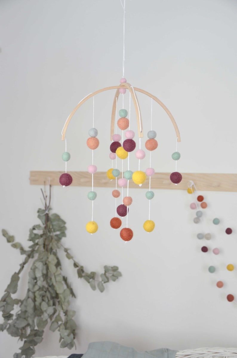 Mobile boules de laine blush, violet, rose, jaune d'oeuf - Etsy France