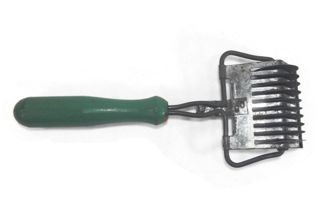 Vintage Pasta Cutter - Metal, Wooden Handle, Green - Noodle, Pastry ...