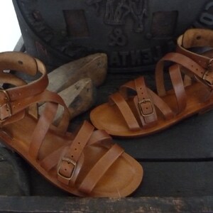 Woman handmade sandals in Vegetable tanned Leather | Etsy