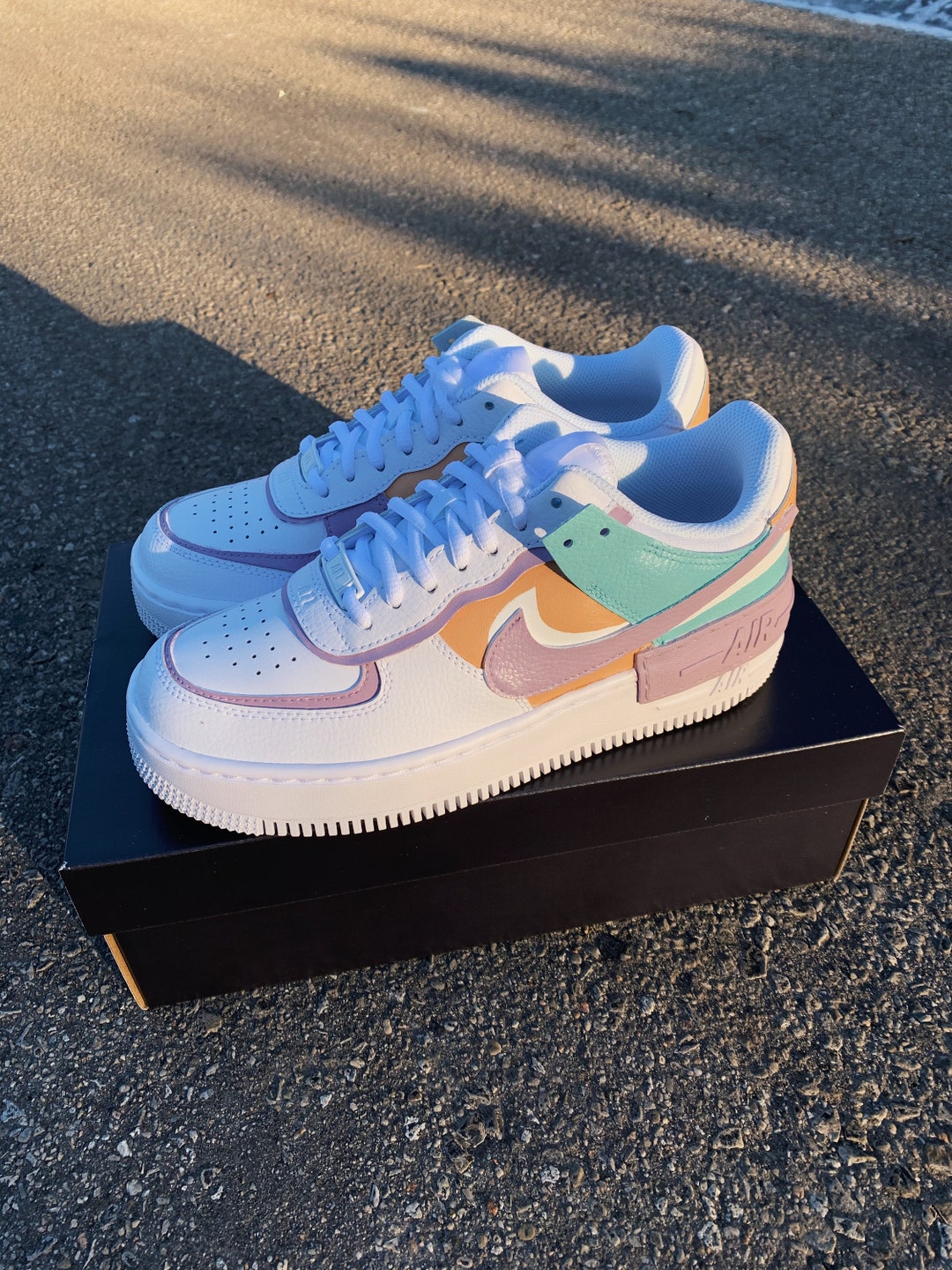 Air Force 1 Shadow (AF1) personalizadas en color marfil pálido y coral ...