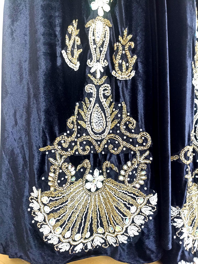 Schwarz & Gold Renaissance Samt besticktes Mittelalterkleid, Krone 12 ...