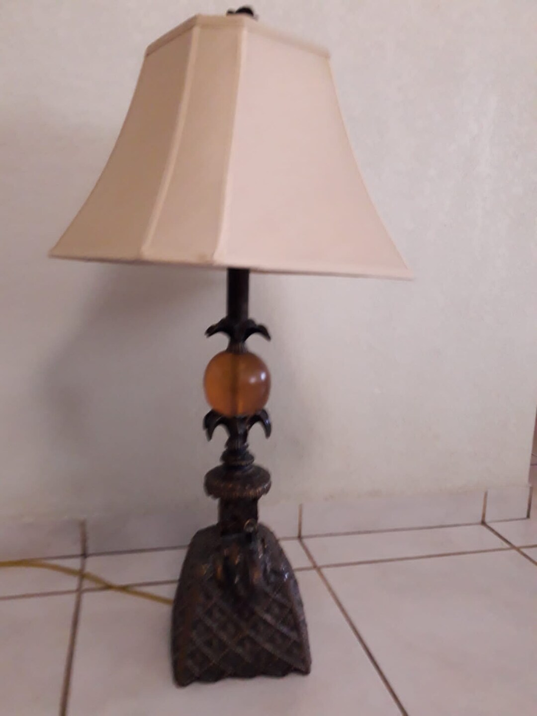ElefantenSockel Tischlampe mit bernsteinfarbenem Globus sitzend in ...