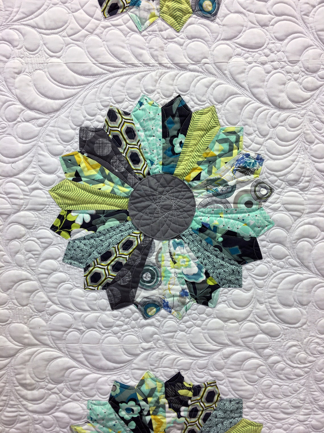 Modern Dresden Plate Quilt - Etsy