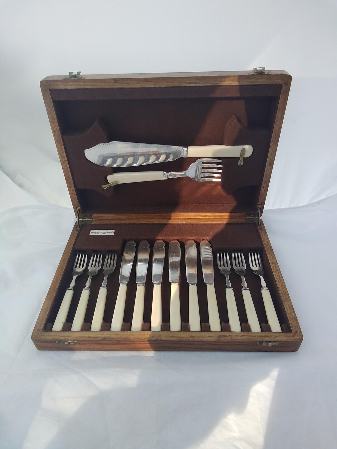 Wooden Cased Set of 12 Vintage EPNS Fish Eaters & Servers With ...