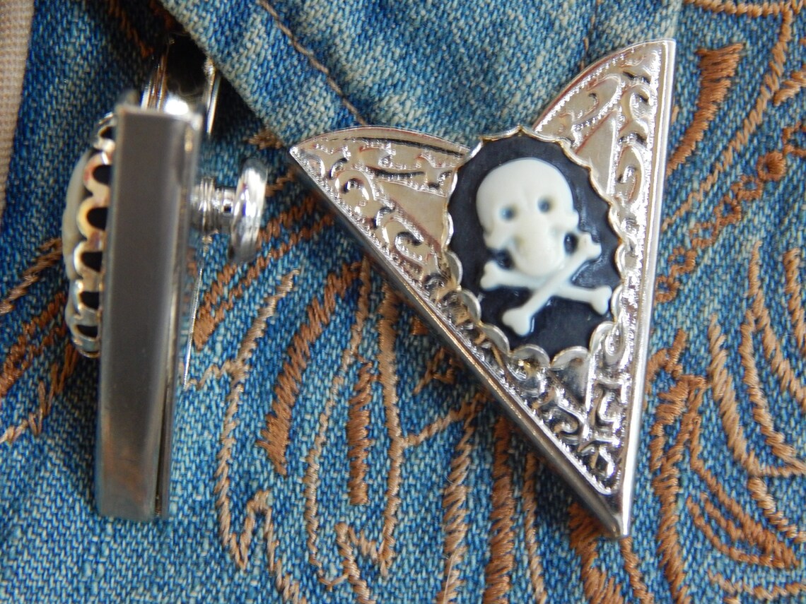 New Exclusive Collar Tips Skull and Crossbones Silver Coloured Metal ...