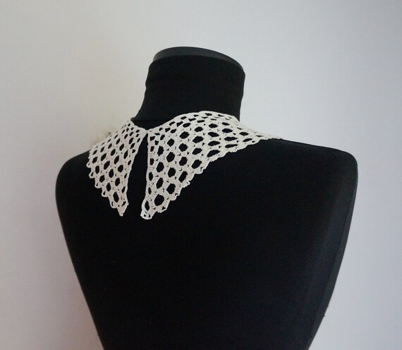 Circles and scalloped border collar, white cotton han… - Gem