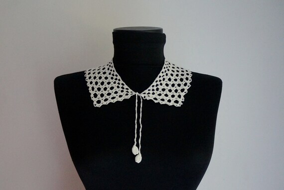 Circles and scalloped border collar, white cotton han… - Gem