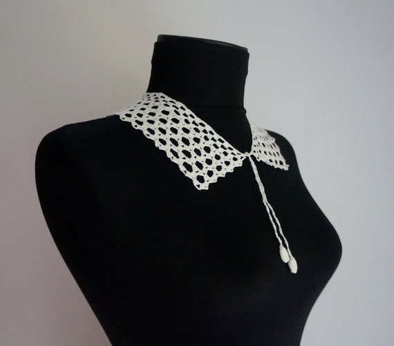 Circles and scalloped border collar, white cotton han… - Gem
