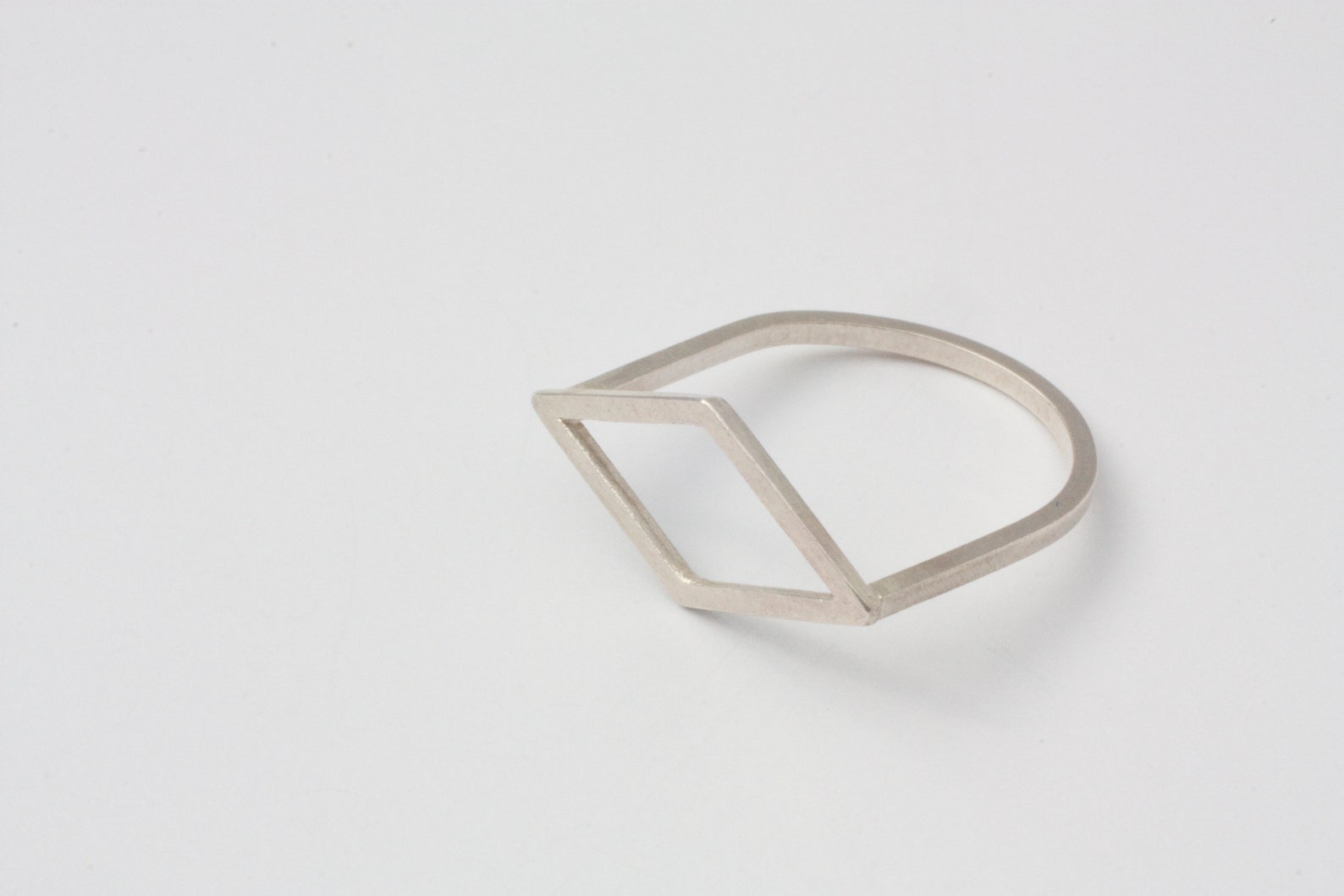 Anillo rombo. Anillo de plata. Forma geométrica. Diseño minimalista ...