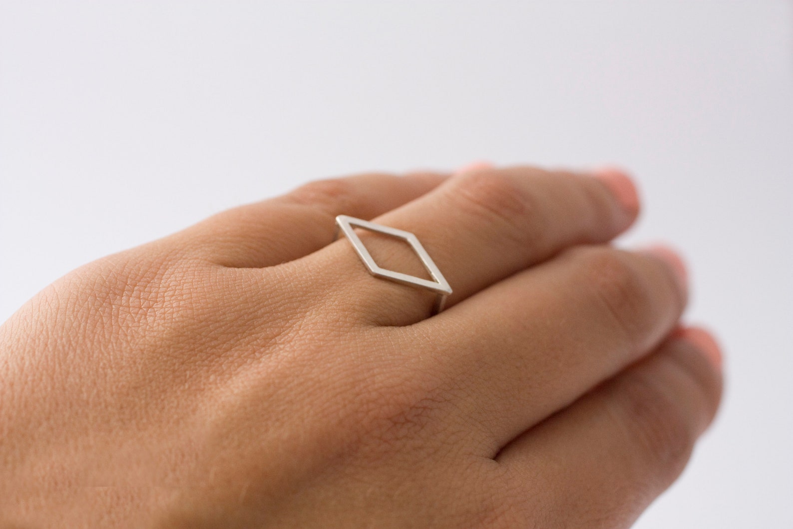 Anillo rombo. Anillo de plata. Forma geométrica. Diseño minimalista ...